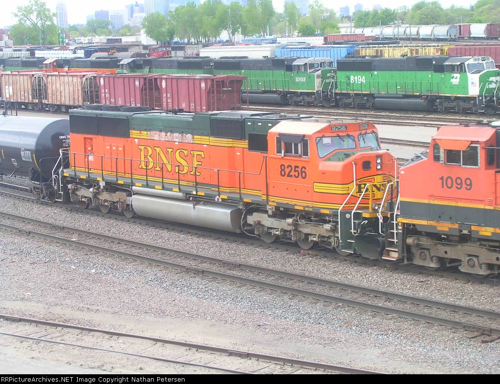 BNSF 8256